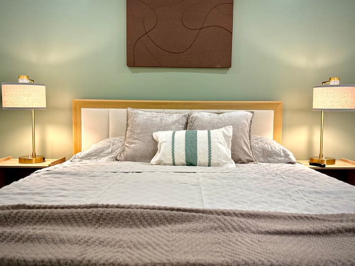 Modern 2br W/ Fast Wi-fi • Workspace In Utica Ny. - Utica, NY