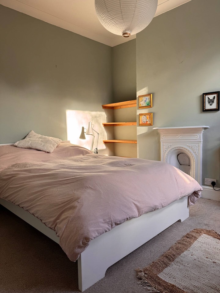 Bright Sunny Room With Double Bed In Easton - Brístol