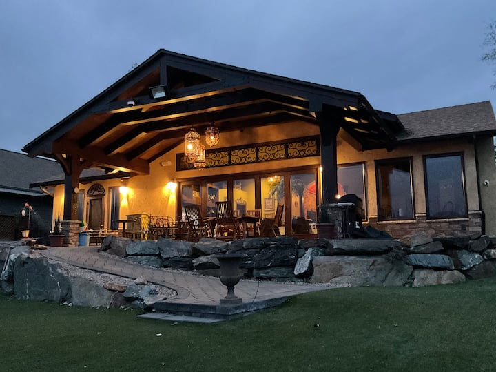 Luxury Lakefront Villa On The Shuswap & Dock - Blind Bay
