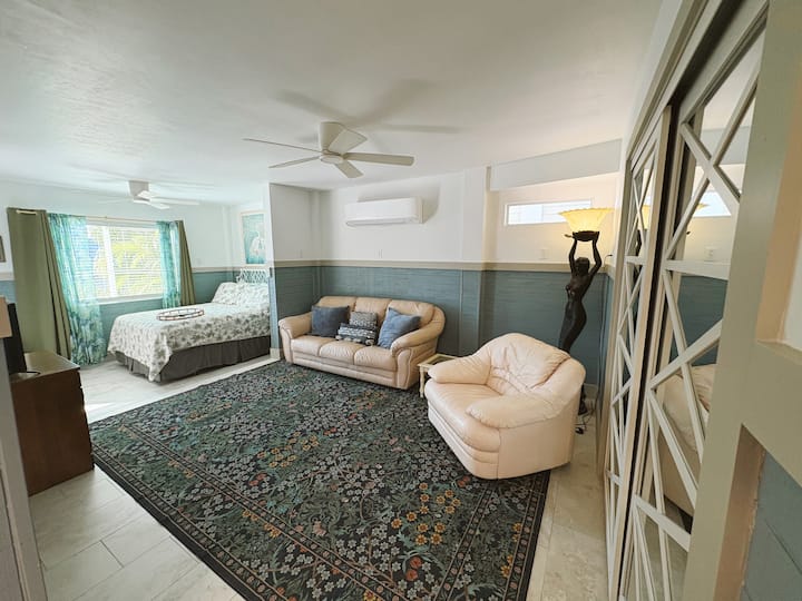 Barefoot Bungalow – Cozy 2 Br Beach Retreat - Bonita Springs, FL
