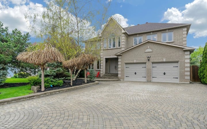 Executive Luxury 4-bedroom Home – Prime Location - Markham