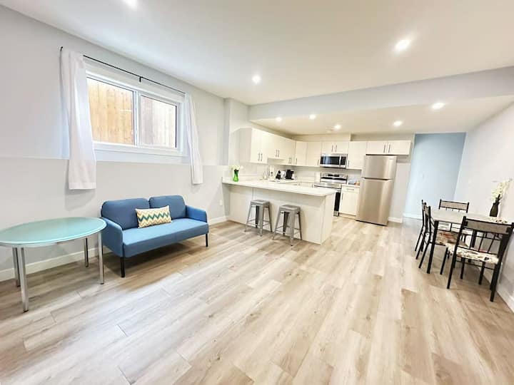 Daylight Basement · Bright Modern 2br Suite - Canada