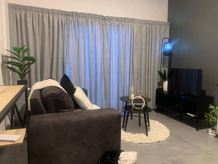 Cozy 1-bedroom Apartment | Ferndale, Randburg - Randburg