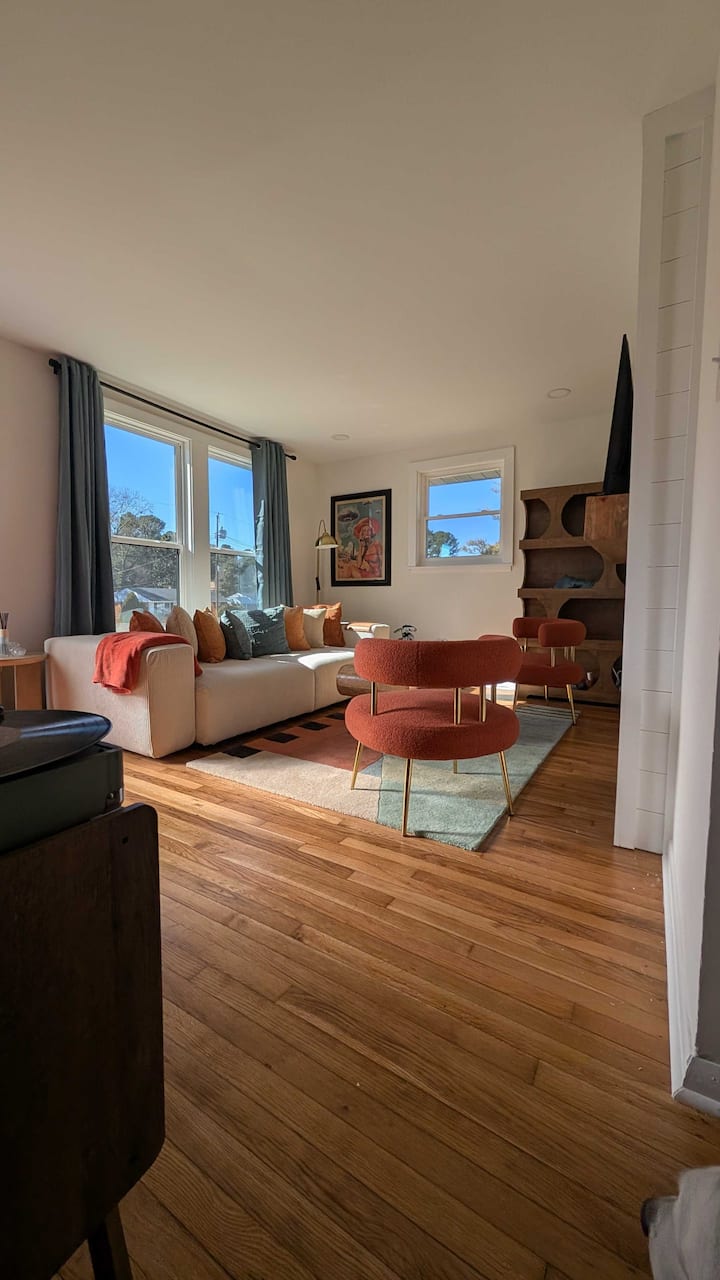 Mid-century Modern Cool Meets Convenience - Raleigh, NC