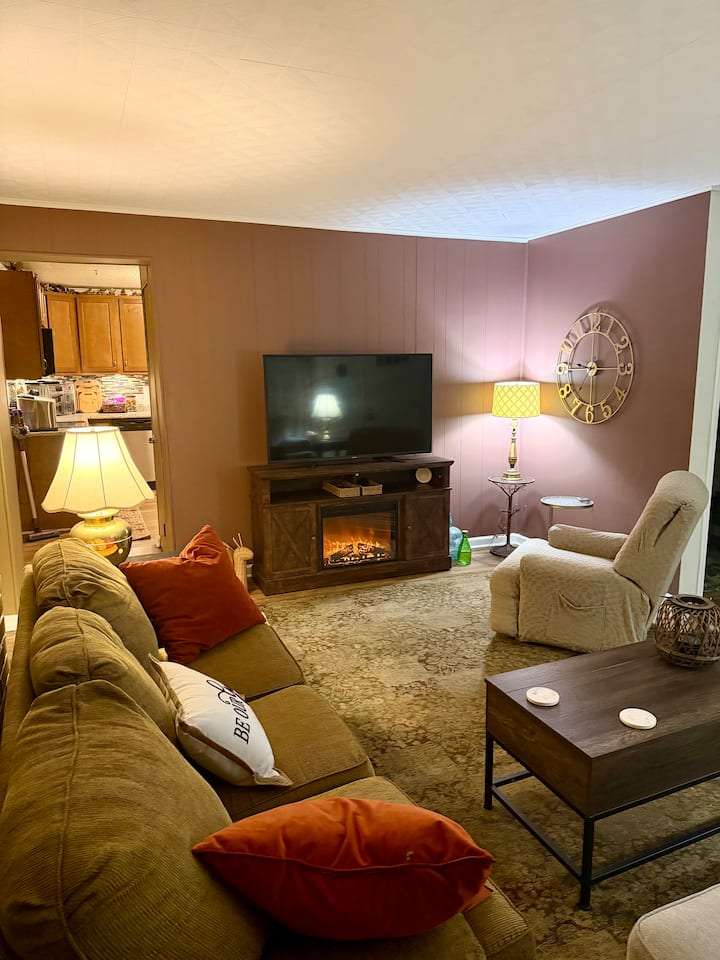 Cozy Cabin Vibe In The City - Pittsburgh, PA