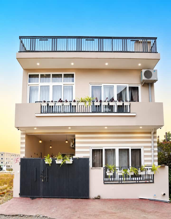 Five Door Retreat | 5bhk - Dehradun | By Homeyhuts - 데라둔
