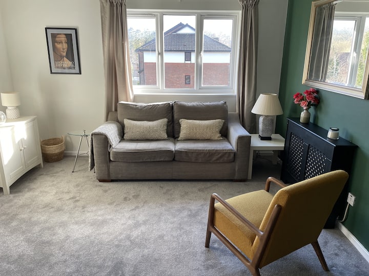 Modern Two Bed Flat Close To Gatwick - Redhill