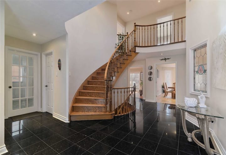 Stylish Detached Home Near Utsc | Peaceful Retreat - Pickering