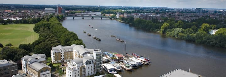 Smart Modern Riverside Apartment, Parking Included - London