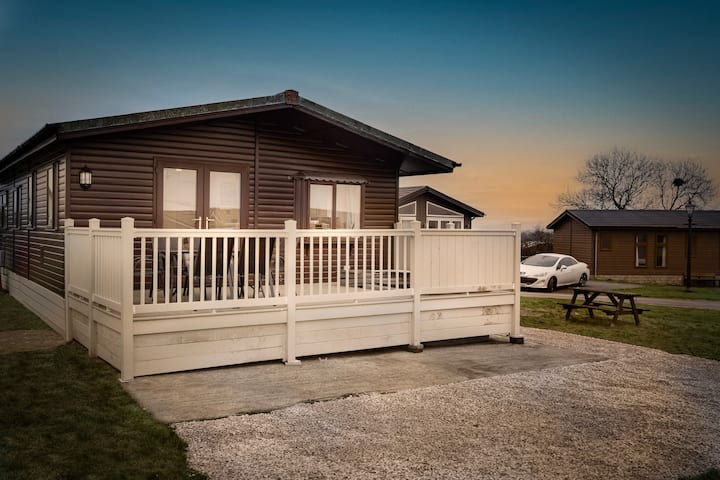 Tranquil Woodland Lodge With Hot Tub - Blackpool