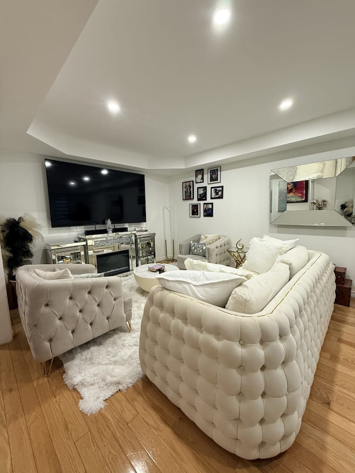 Modern 2br Entire Home W/basement | Free Parking - Brampton