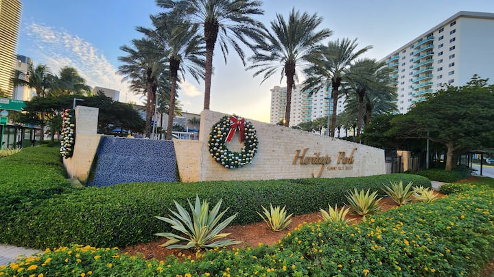 Beautiful 1-bedroom Condo | Pool & Ocean Access - Sunny Isles Beach, FL