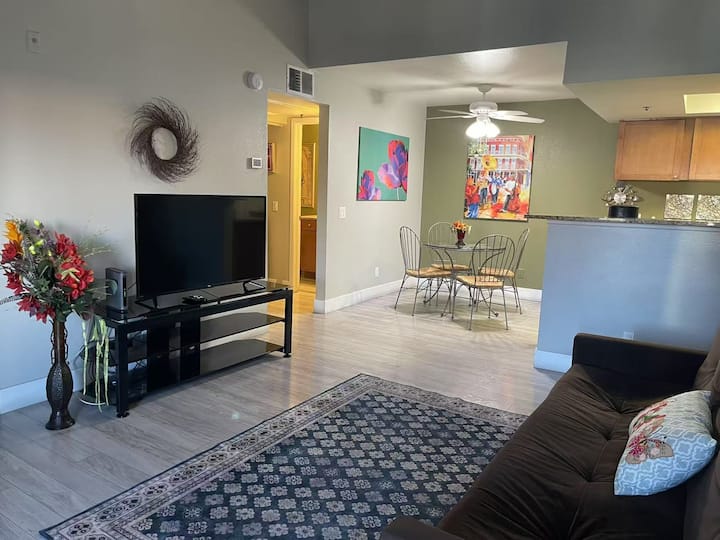 Stylish 2br/2ba Condo W/ Pool Near The Strip - Las Vegas