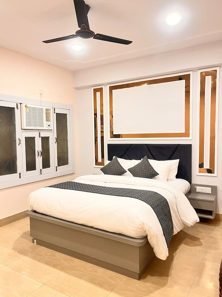 3 Bhk Flat With Balcony, Near Temple & Ghats - Varanasi