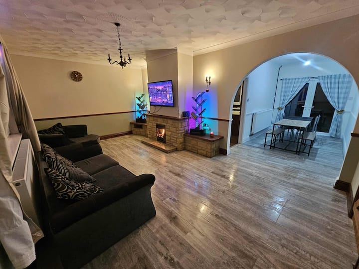 Last-minute Easter: 3br + Jacuzzi Near Folly Farm - Pembrokeshire