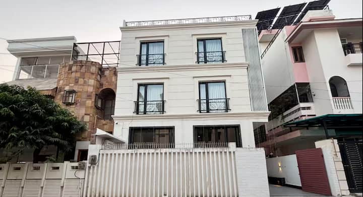 By The Kashi Vishwanath Temple Comfy Stay - India