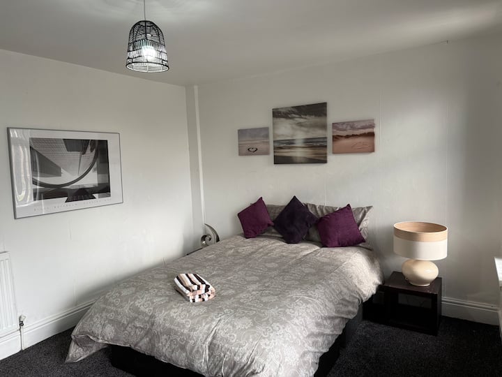 Double Room In Cosy House - Oldham