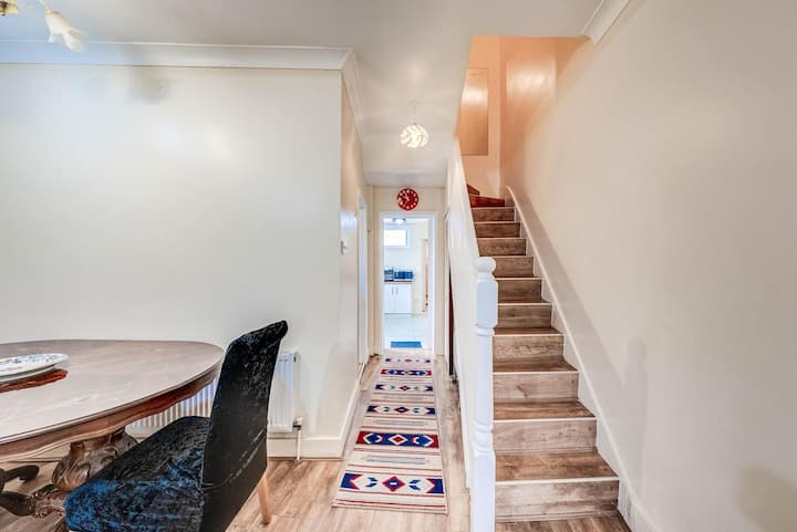 3 Bed House - Sleeps 6 - Garden - Central London - London