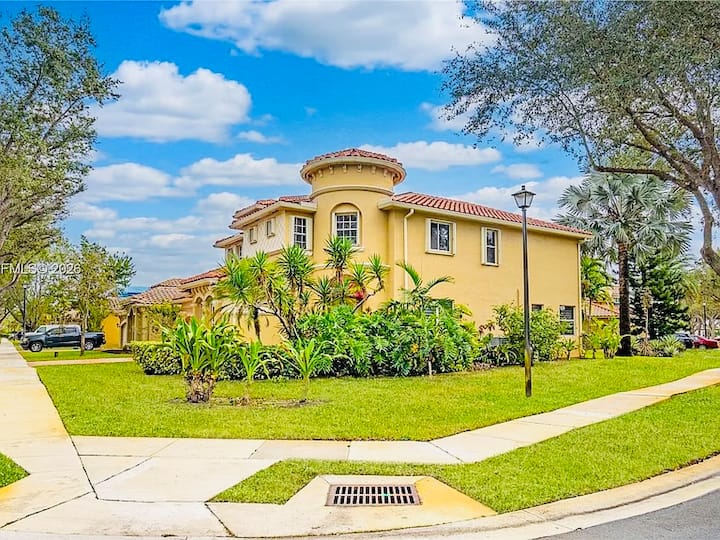 Tropical Miramar Oasis: King Bed, Bbq & Malls - Miramar, FL