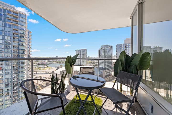 "New" Modern Stylish Condo | Pool & City Views - Vancouver