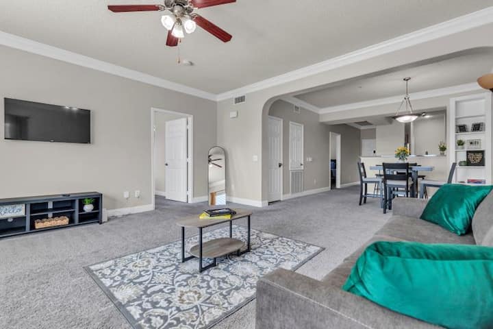 Spacious Galleria Apt. | Modern | Free Parking - Houston, TX