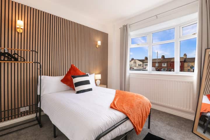 The Skipper's Rest - 4 Beds
Workstays - Redcar