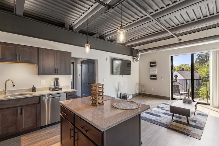 New 1 Bdrm Luxury Condo - 303 - 卡拉馬祖