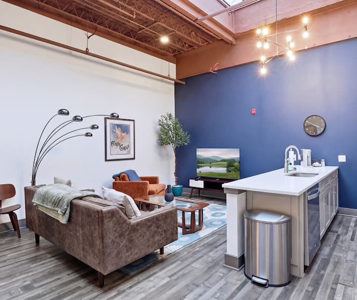 Luxe Cozy Loft • King Bed, Standing Desk & Parking - Rochester, NY