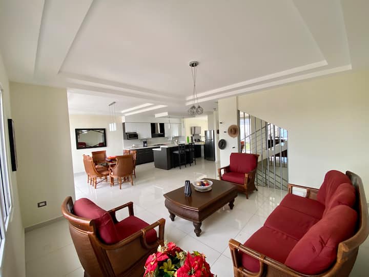 Casa De Vacación En La Ciudad. - San Salvador