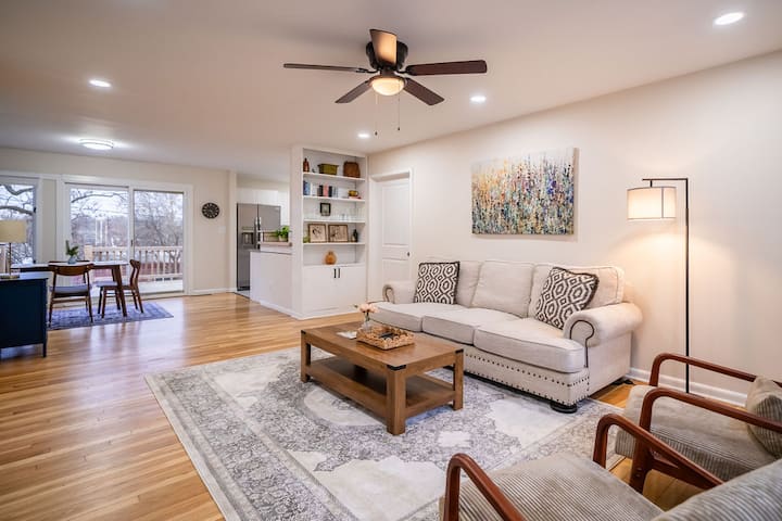 Newly Remodeled Home In The Center Of Lawrence. - Lawrence, KS