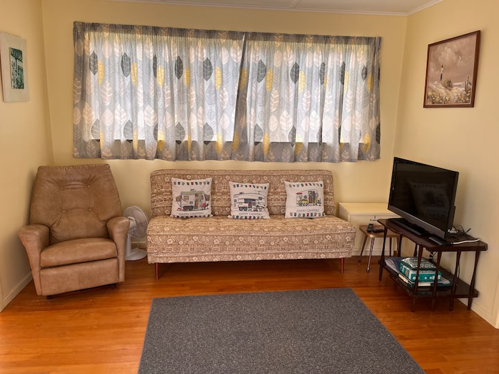 Beach Front Romantic Retro Retreat - Whitianga