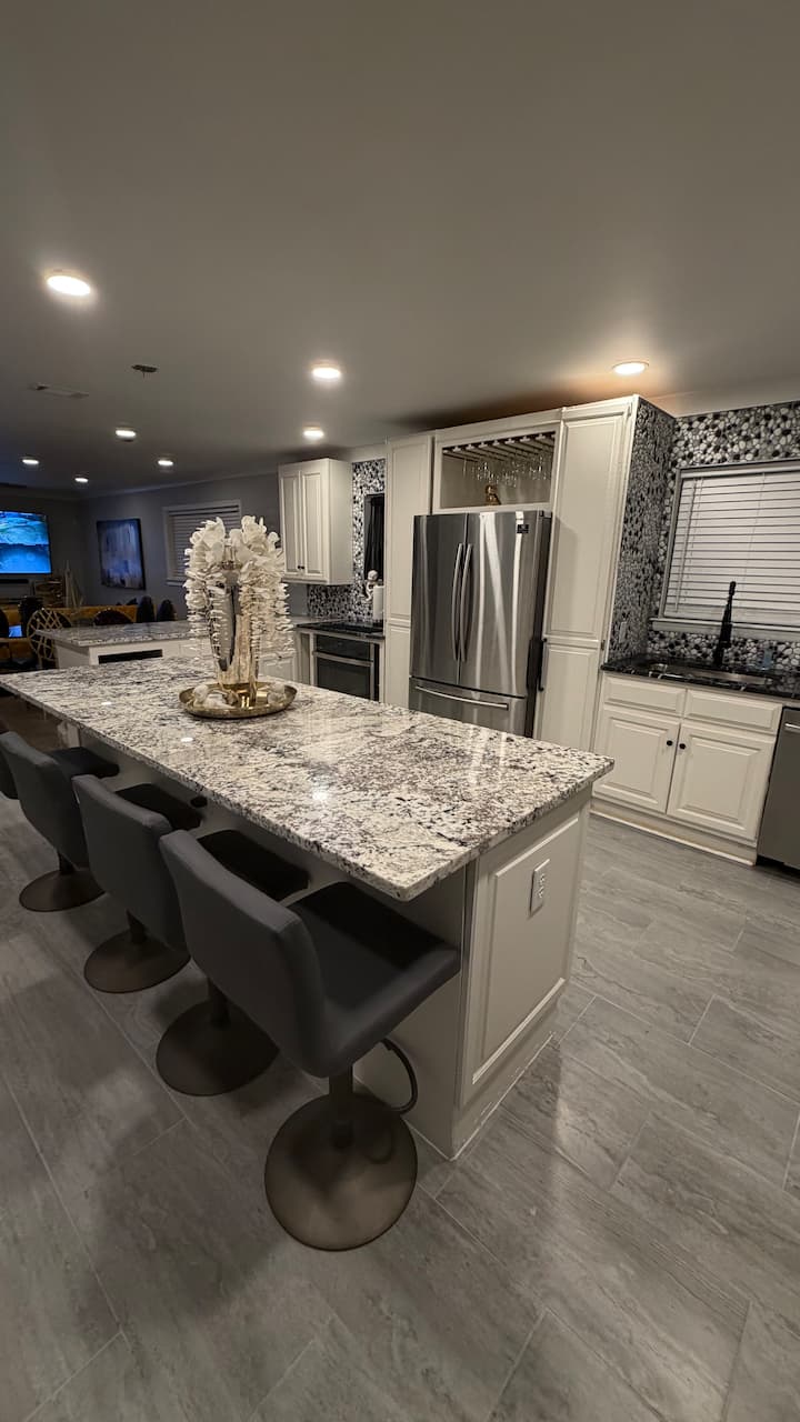 Bunk Haven Central~14 Beds! Temp Photos! - Mobile, AL