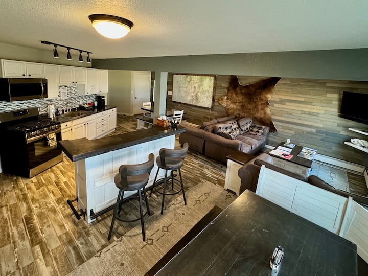 Luxurious Lakeside Lodge - Bethel, AK