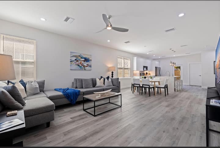 St Pete New Construction Getaway Retreat - St. Petersburg, FL