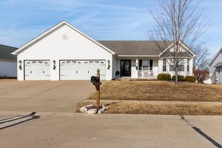 Spacious 5-bedroom House In Serene O'fallon - O'Fallon, MO