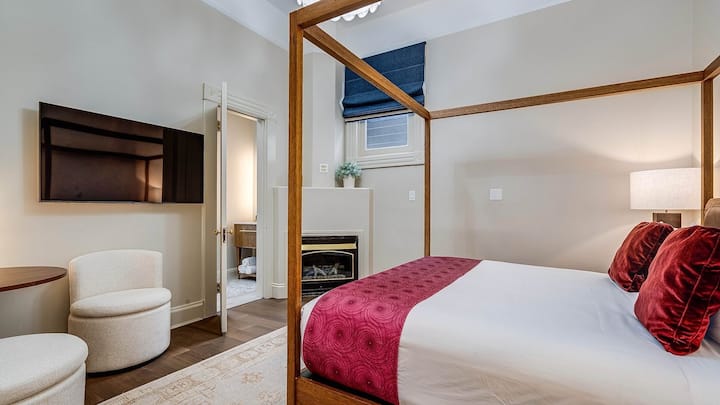 White House Napa 3: Premium King Suite • Pool View - Napa, CA