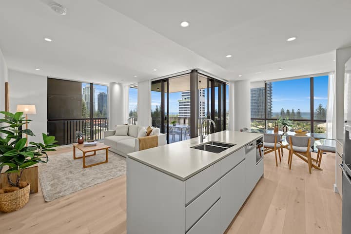 Walk To Beach, Pacific Fair & Dining - Broadbeach