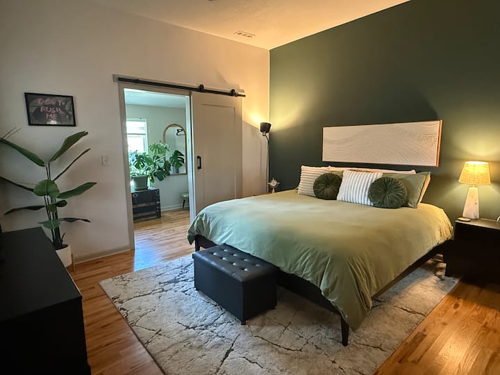 Cozy King Bedroom W/ Private Bath Near Crossroads - Kansas City, MO