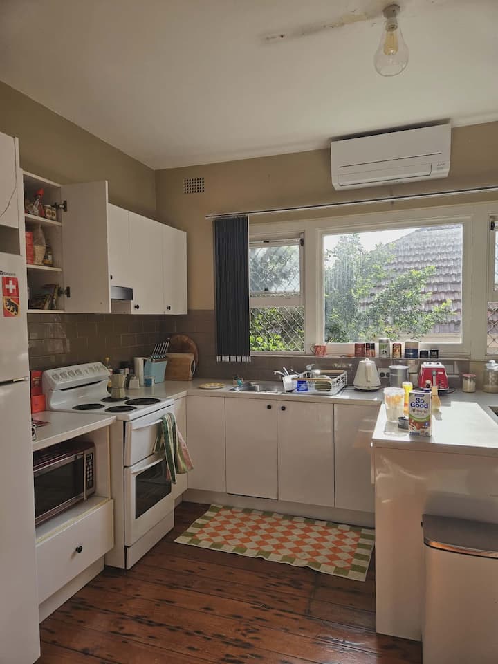 Relaxed Two-bedroom Coastal Home Close To It All - Wollongong