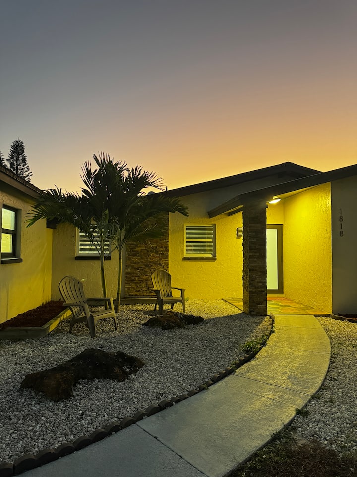 The Palm Stay | Near Rsw Airport • Fort Myers - Lehigh Acres, FL