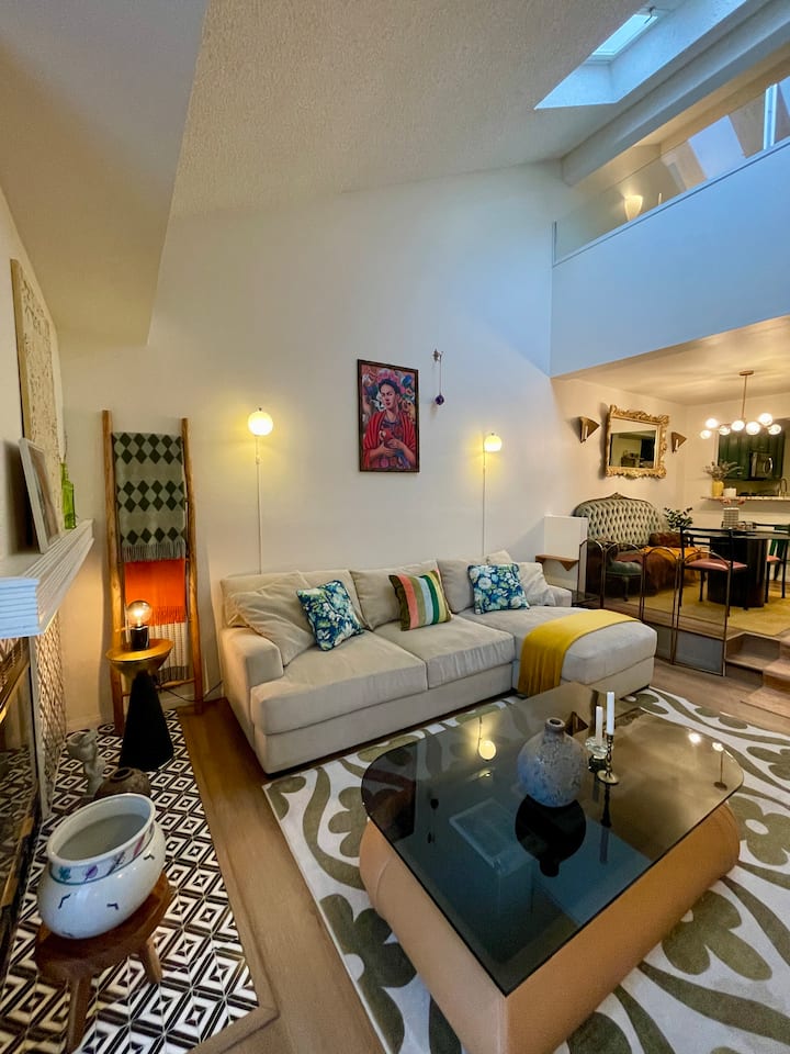 Artsy Townhome / Pool & Spa / Reserved Parking - Burbank