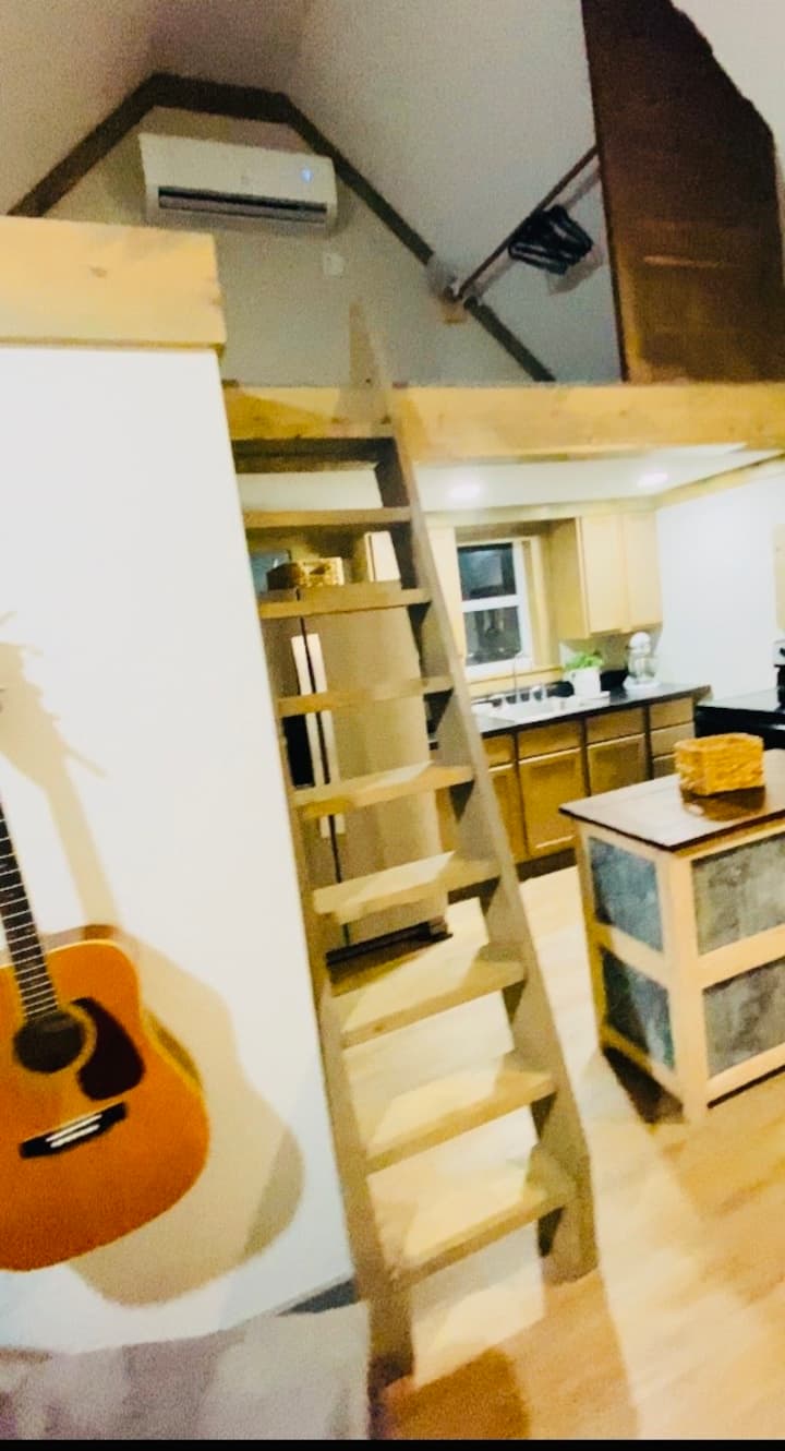 Tropical Country Bungalow - Clinton, MO