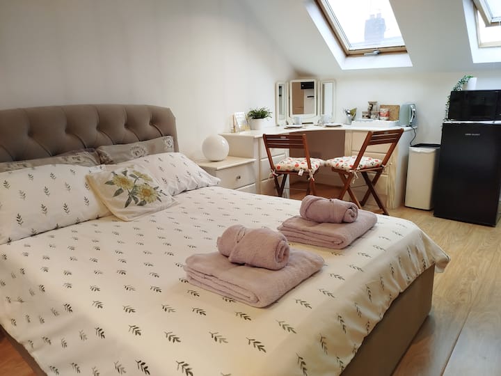 * Attic Ensuite With Sauna & Yoga Studio Access * - Glossop