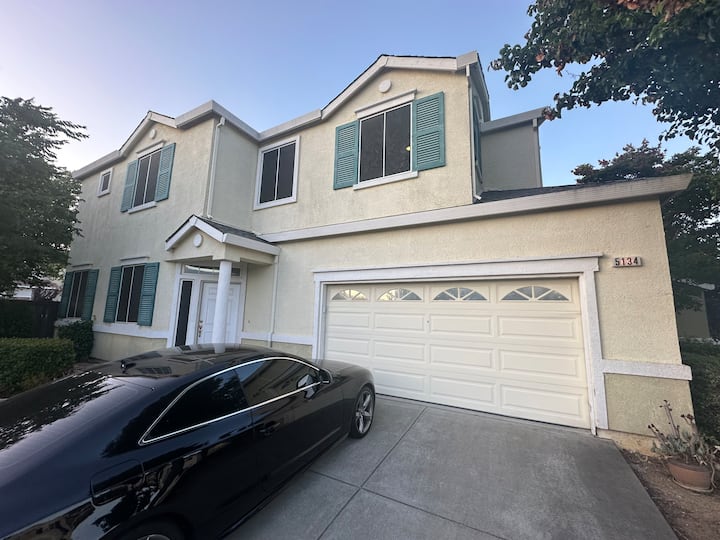 4bed 2.5bath Near Travis - バカビル, CA