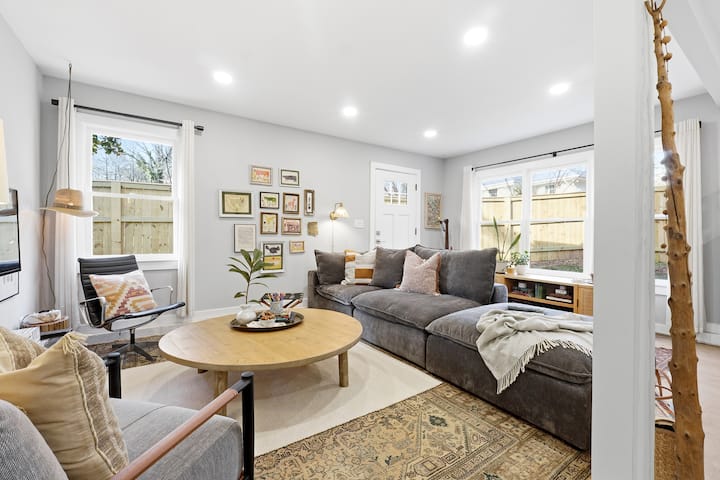 Artist-designed Barn In Woods : Hideaway Atlanta - Gotham City, Austell