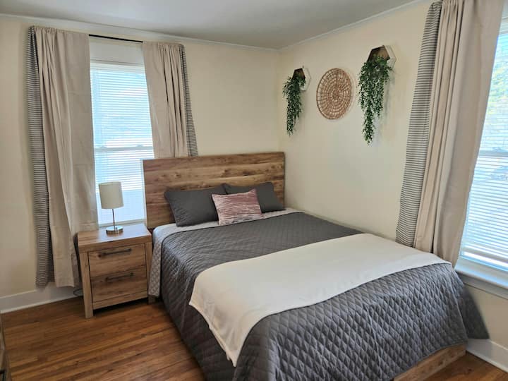 Cozy 2 Bed/ 1 Bath Near Midstate Medical Center - Wallingford, CT