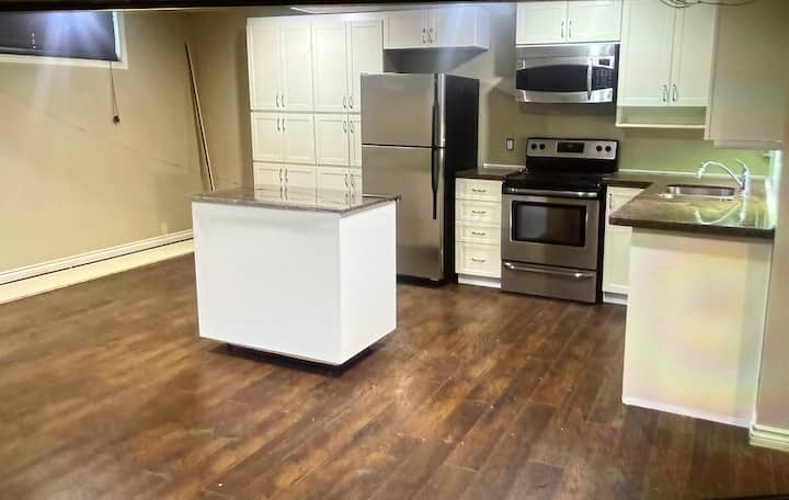 Large, Bright & Private 1 Bdrm Apartment - Pembroke