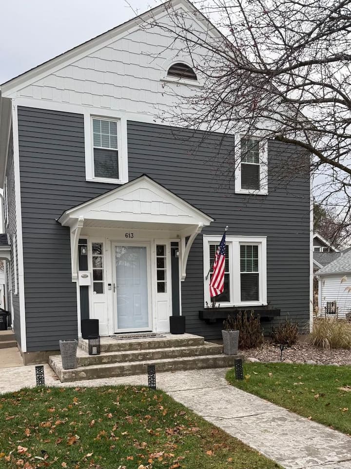 Villa Degrazi In The Heart Of Lake Country! - Oconomowoc, WI