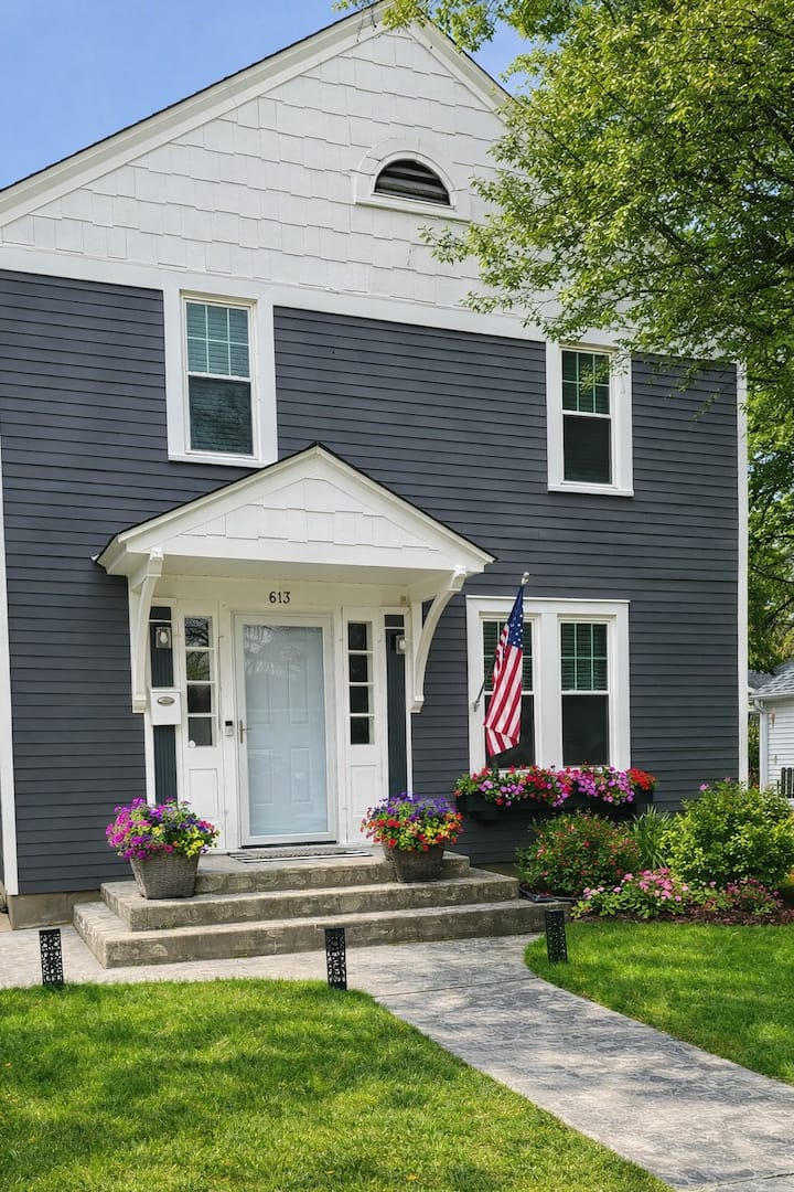 Villa Degrazi In The Heart Of Lake Country! - Oconomowoc, WI