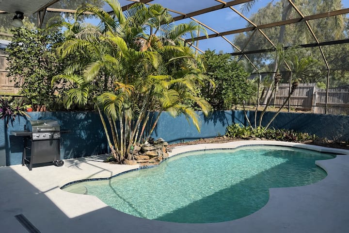 Lakeshore Sunset Home W/heated Pool & Beachfront - Clermont, FL